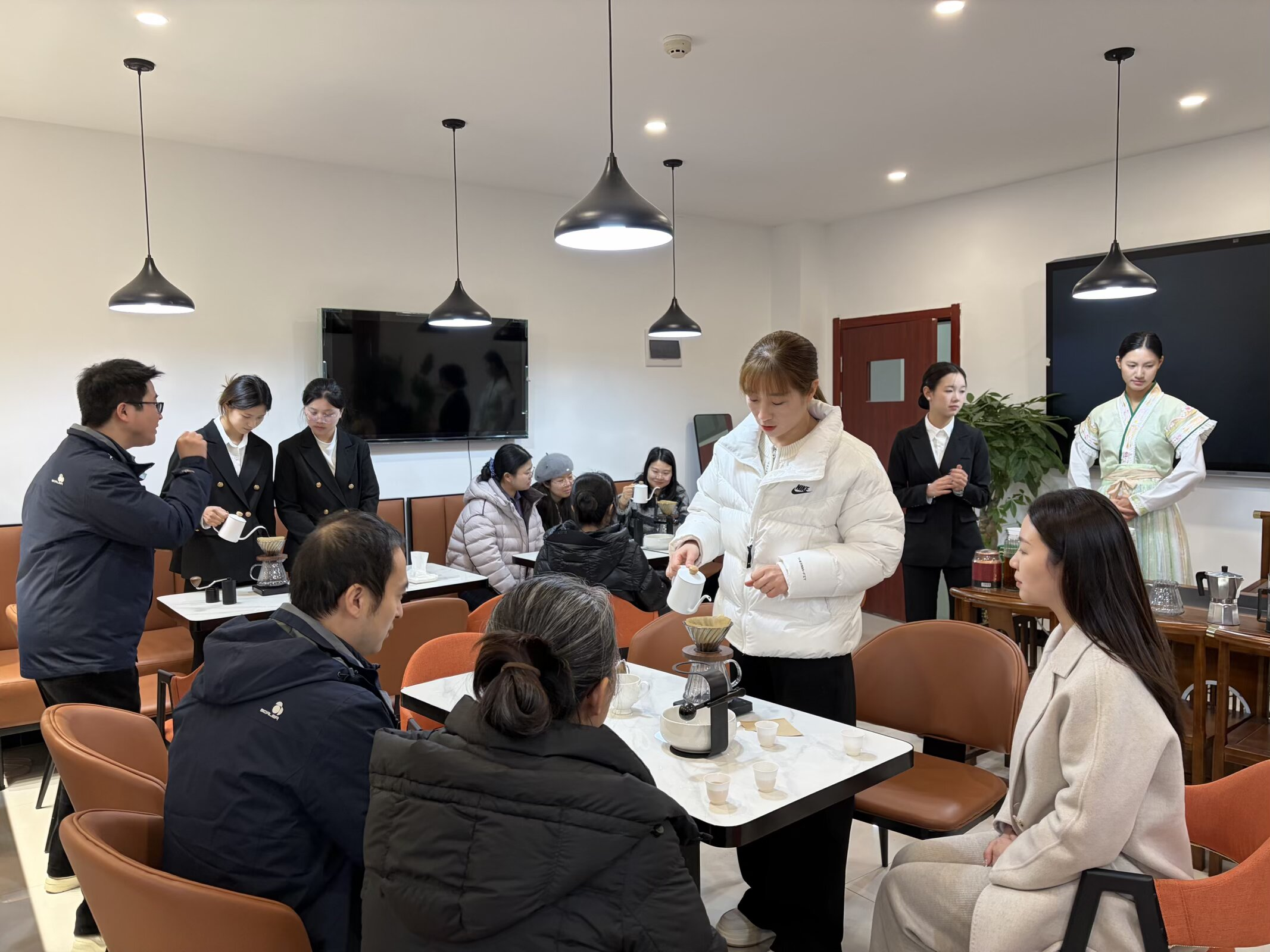 经济管理学院党总支开展“党建融合专业技能 匠心铸就育人初心”主题党日活动-河南应用技术职业学院